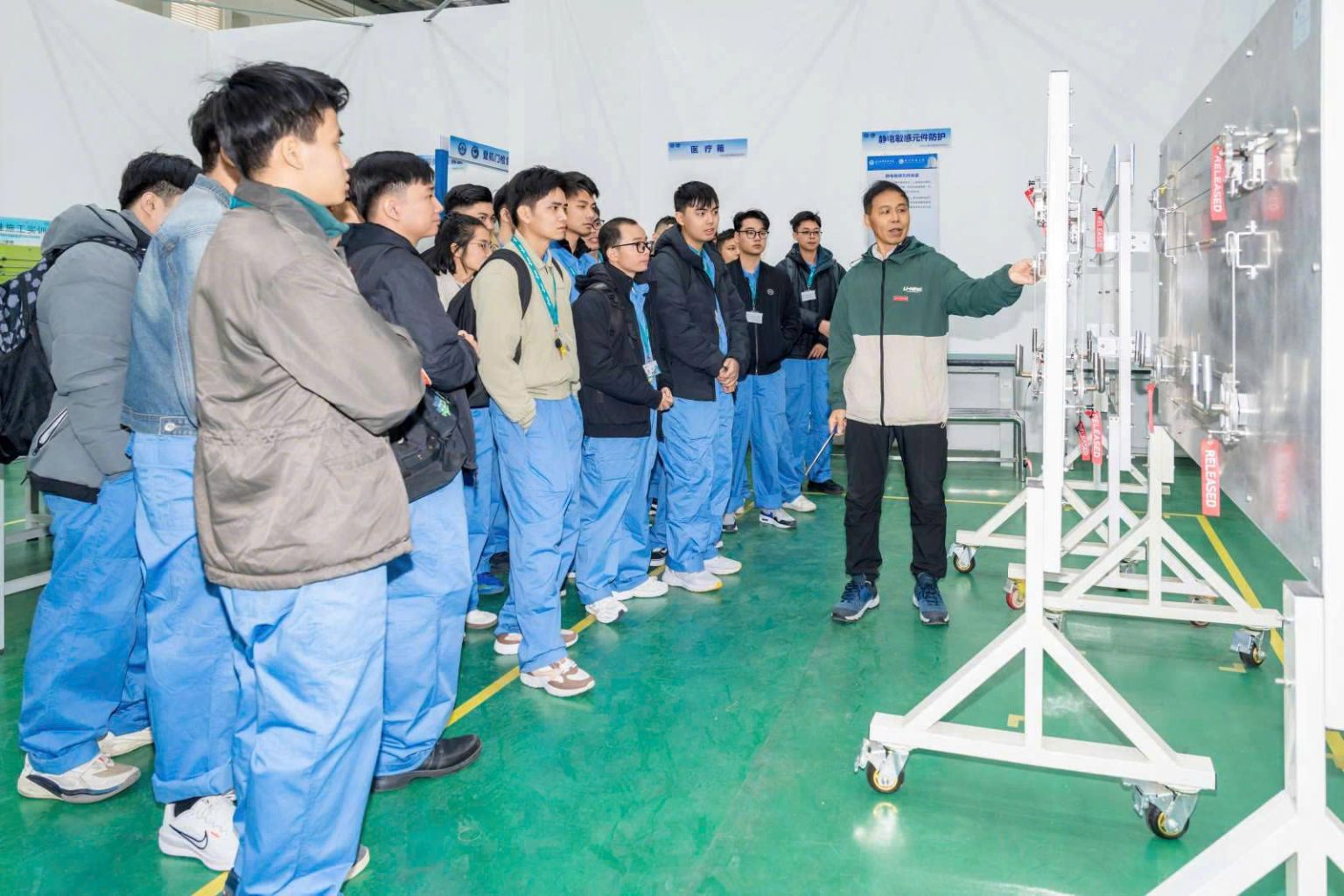 Eighteen students from the Vietnam Aviation Academy selected by HAECO ...